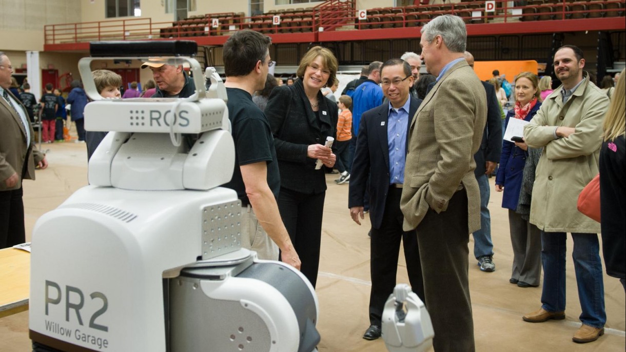 Robots meet next-generation roboticists | Engineering | Brown University